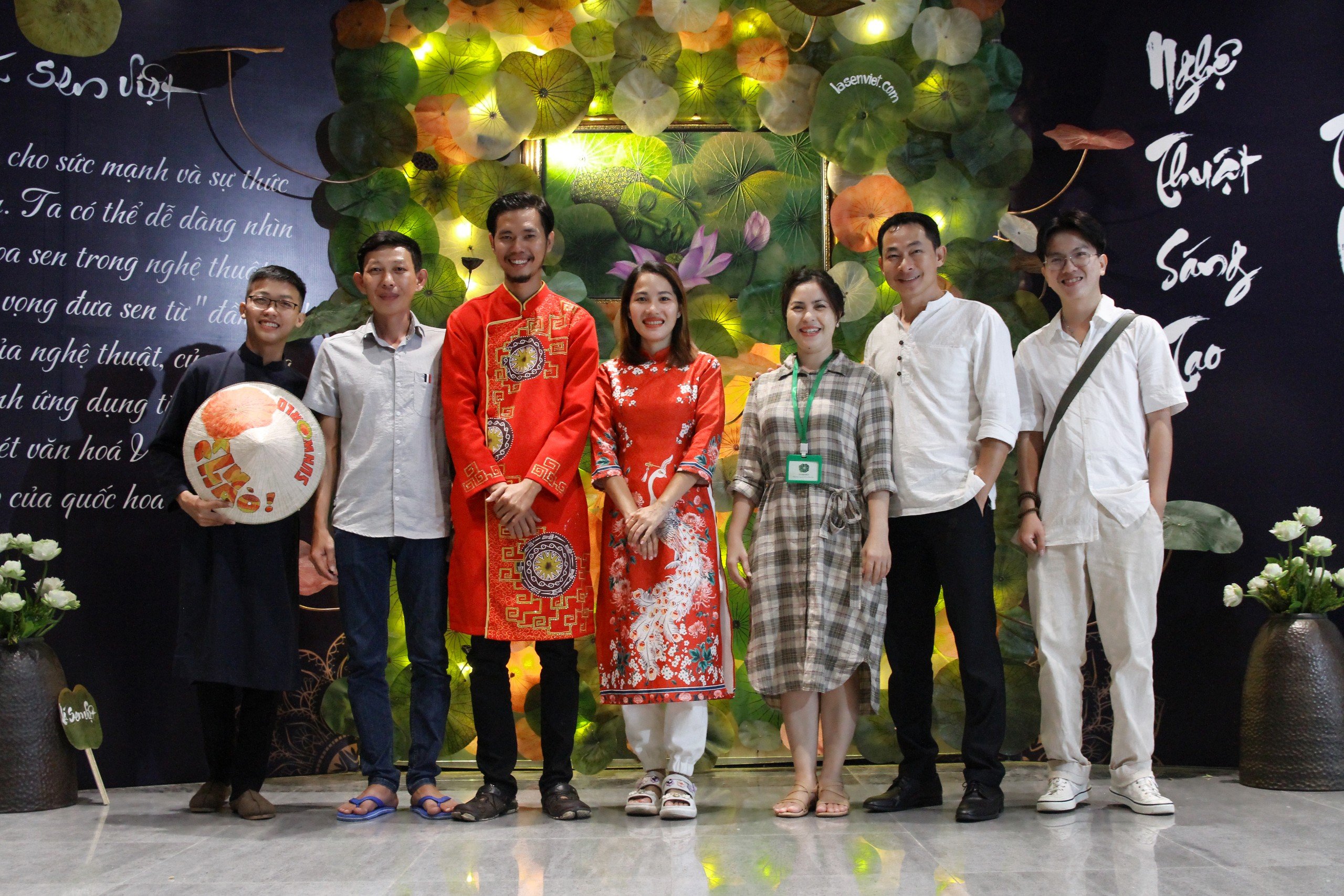 Viết Chữ Thư Pháp Lên Lá Sen Khô - Dịch vụ thuê ông đồ thư pháp